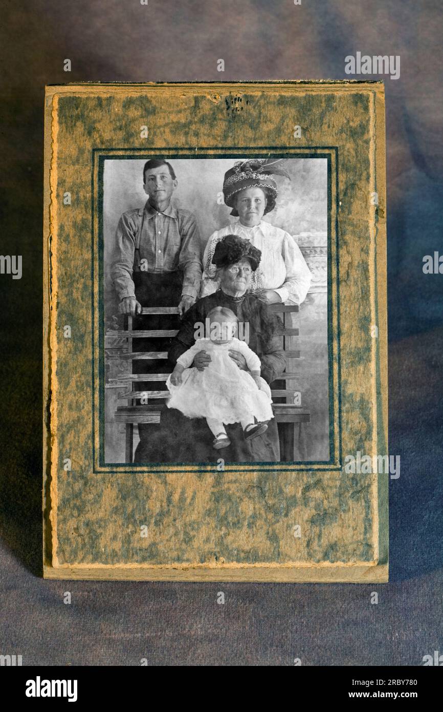 Un portrait de studio, vers les années 1890, d'une famille avec un ...