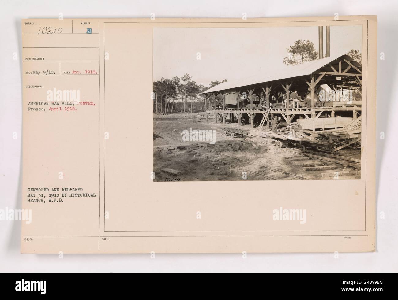 Soldats américains travaillant dans une scierie à Pontex, France ...