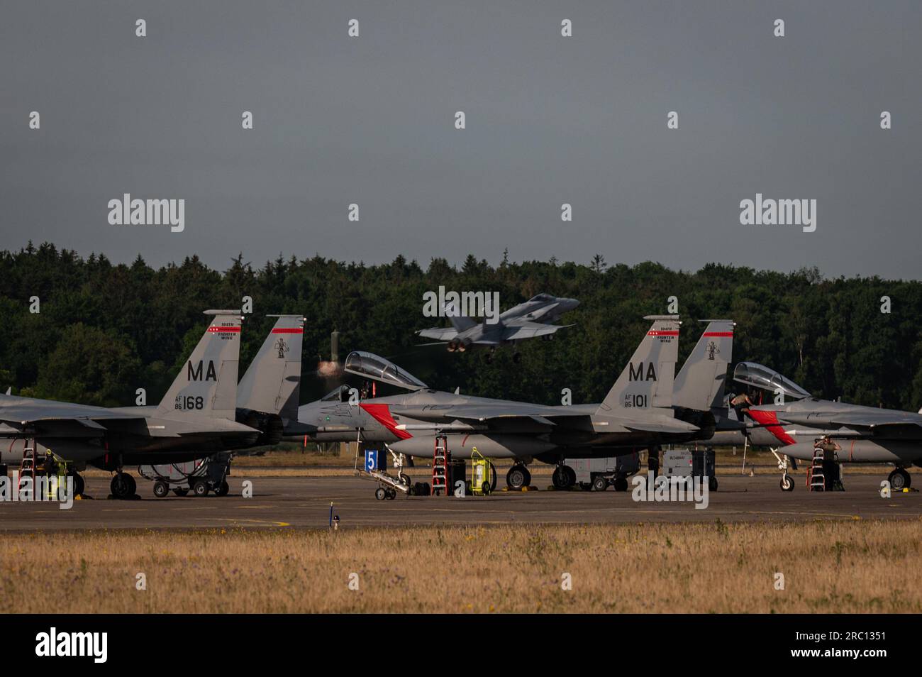 Un avion F/A-18C Hornet de l'armée de l'air finlandaise décolle ...