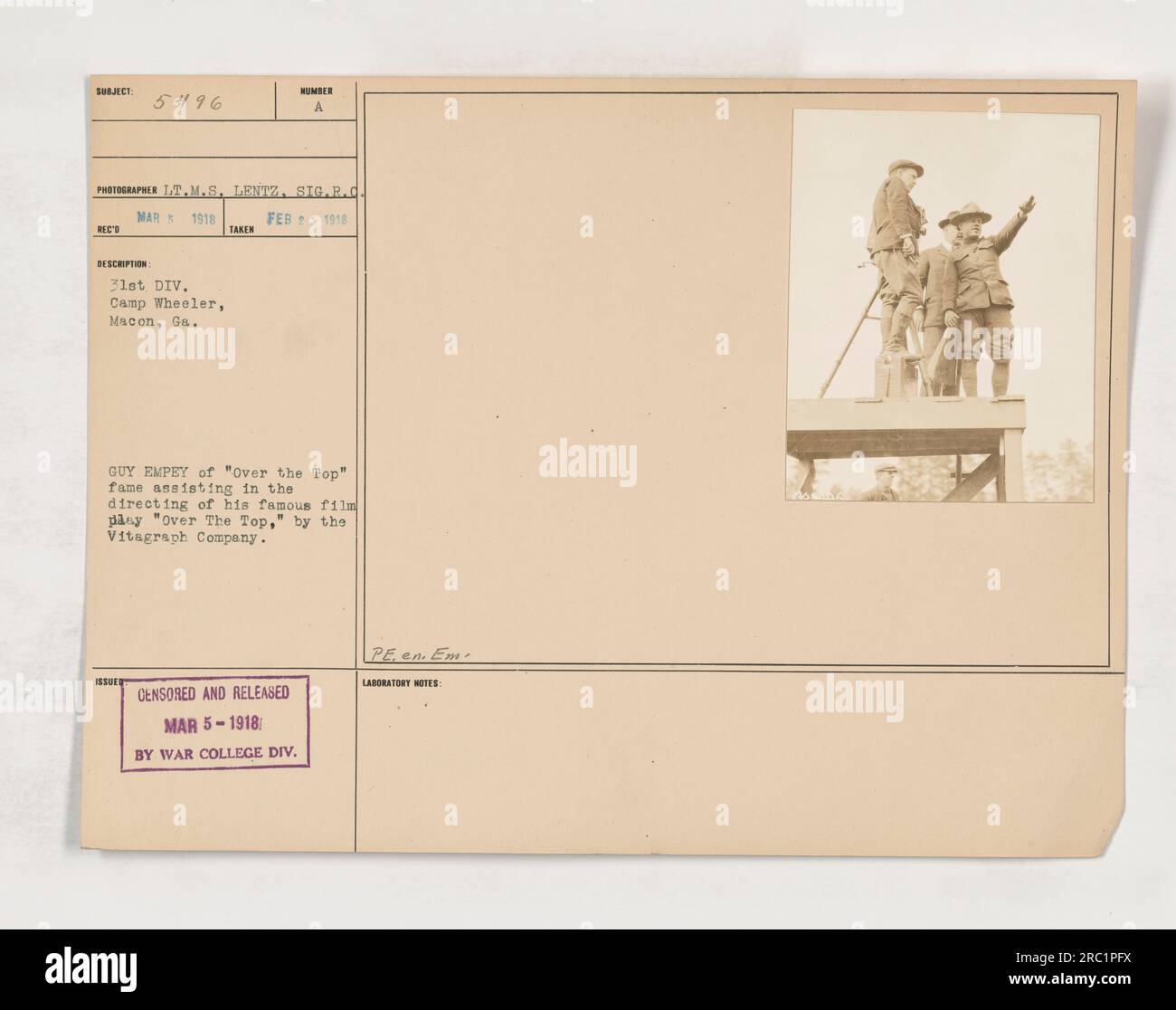 Cette image montre Guy Empey, auteur de « Over the Top », assistant à ...