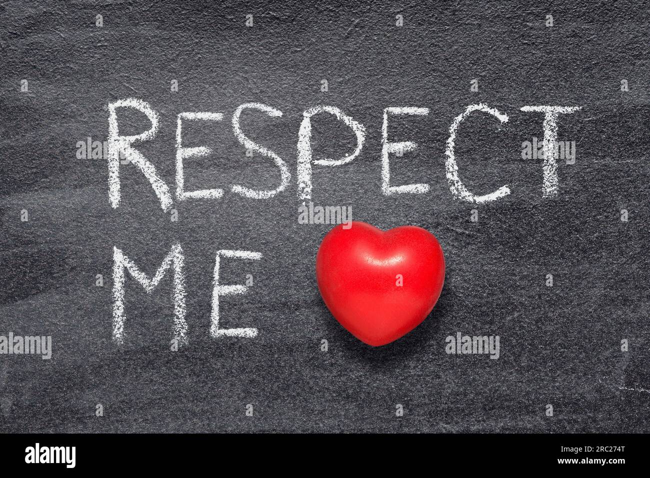 respecte-moi phrase écrite au tableau avec le symbole du coeur rouge ...