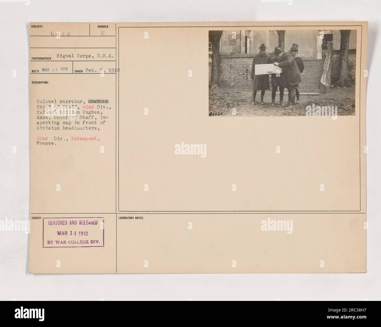 Le colonel Douglass McArthur et le colonel William Hughs, tous deux ...