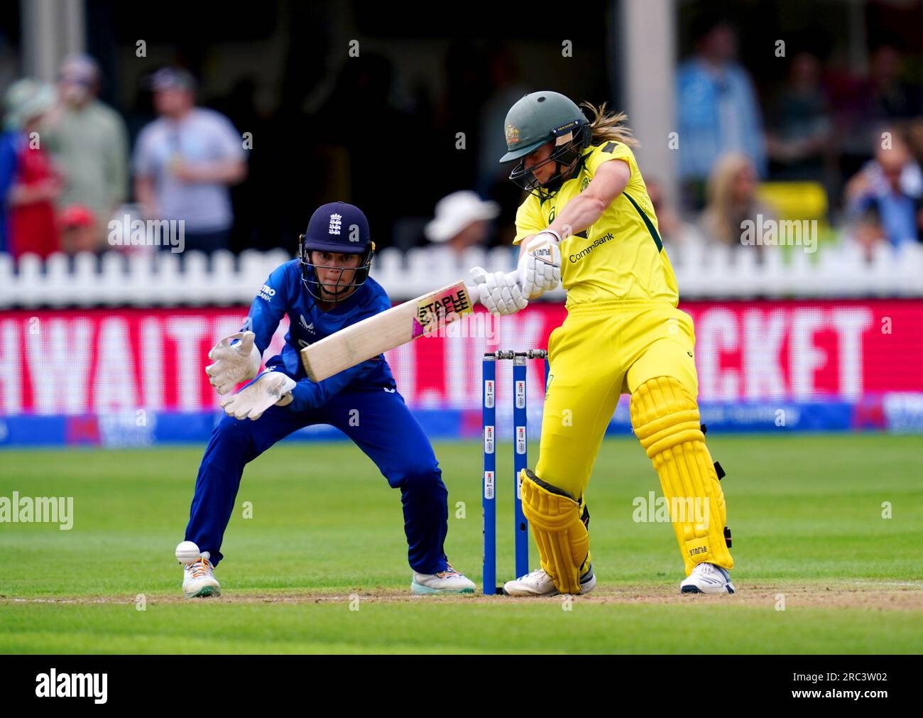 L'australienne Ellyse Perry bat lors de la première journée ...