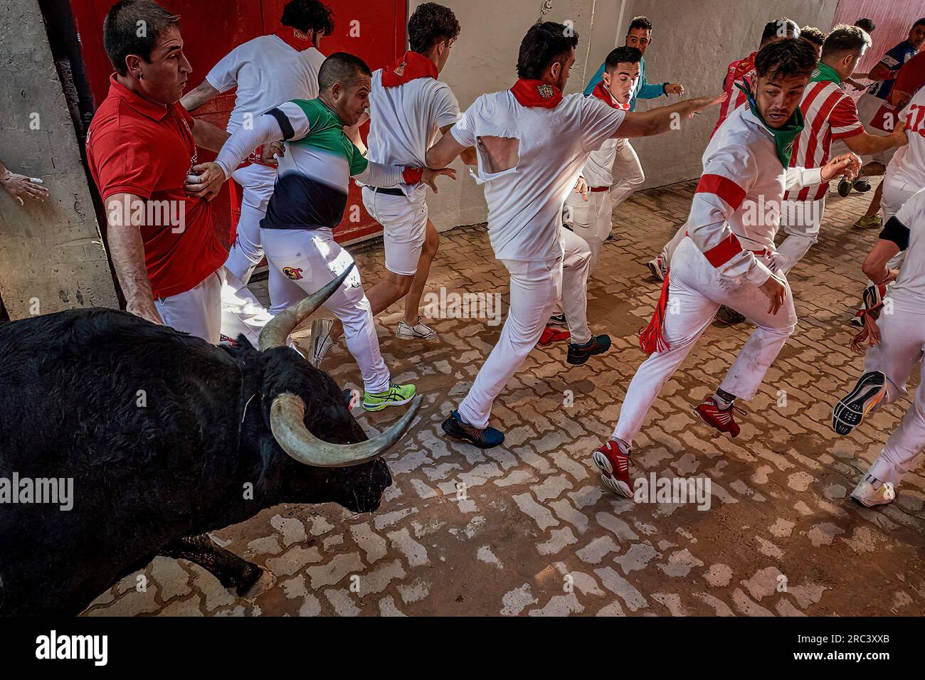 Pamplona, Espagne. 12 juillet 2023. Les coureurs appelés «mozos» courent devant les taureaux de ...