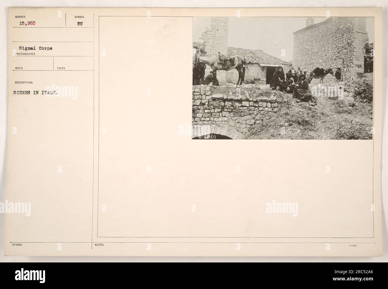 Un soldat américain se tient devant un bâtiment détruit en Italie ...