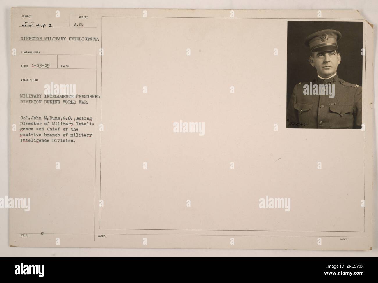 Photographie représentant le colonel John M. Dunn, directeur ...