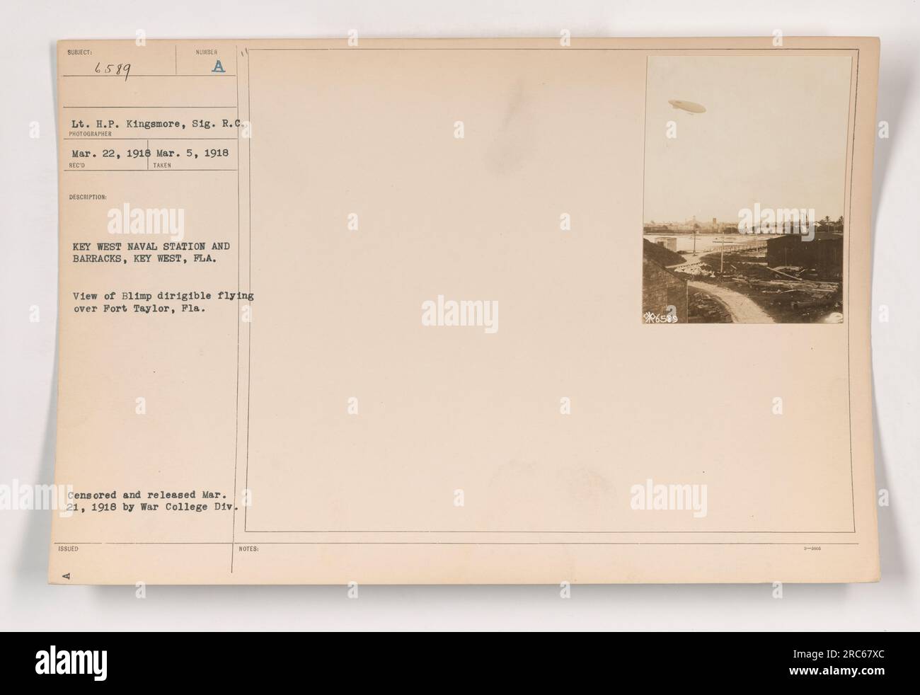 Blimp dirigeable survolant fort Taylor, Pla. L'image a été prise à la ...