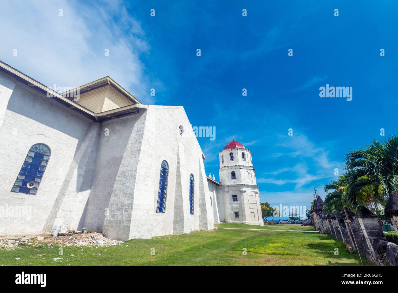 Vue extérieure de l'édifice catholique sacré, montrant son clocher ...