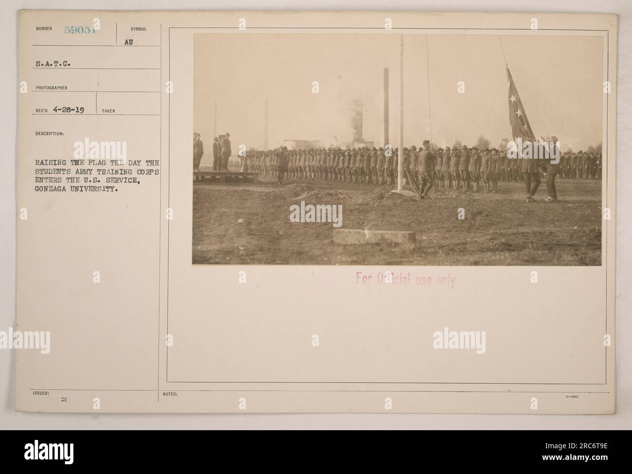 Les soldats hissent le drapeau américain le jour où le Students Army ...