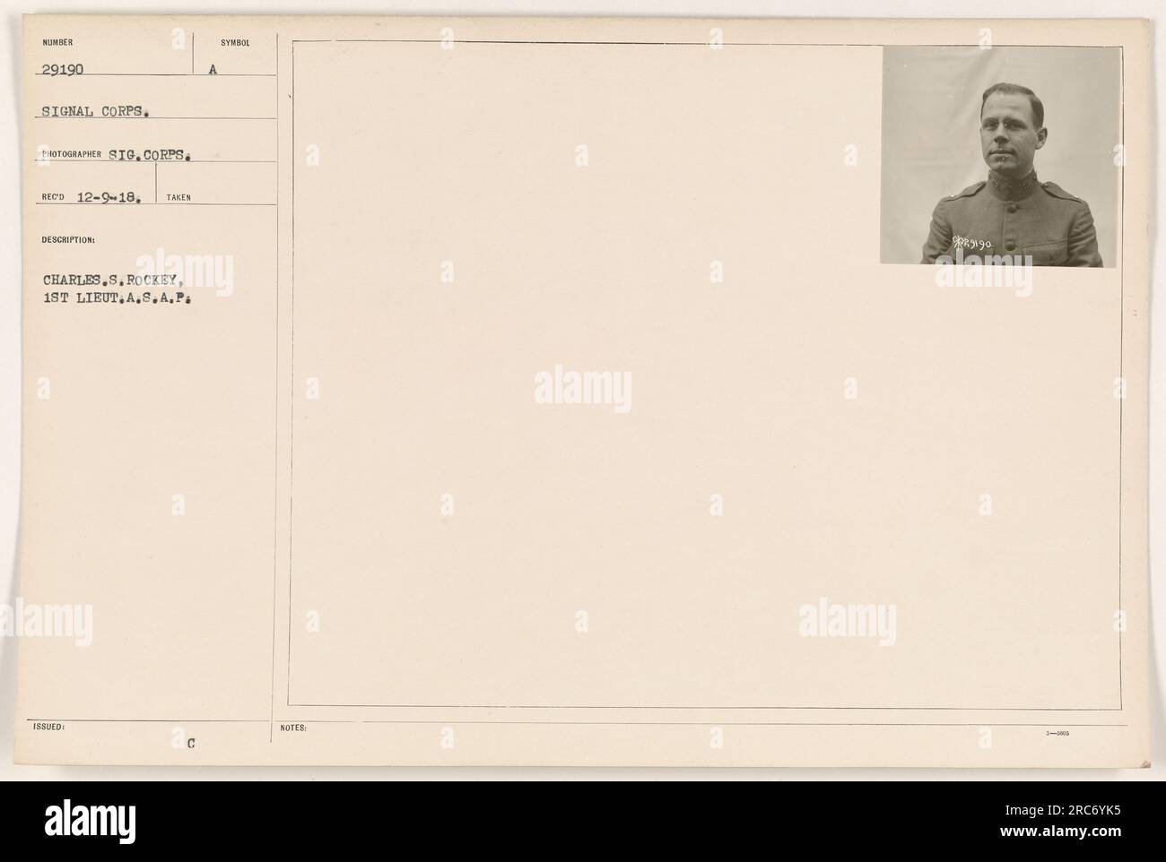 Cette photographie en noir et blanc montre le lieutenant Charles S ...