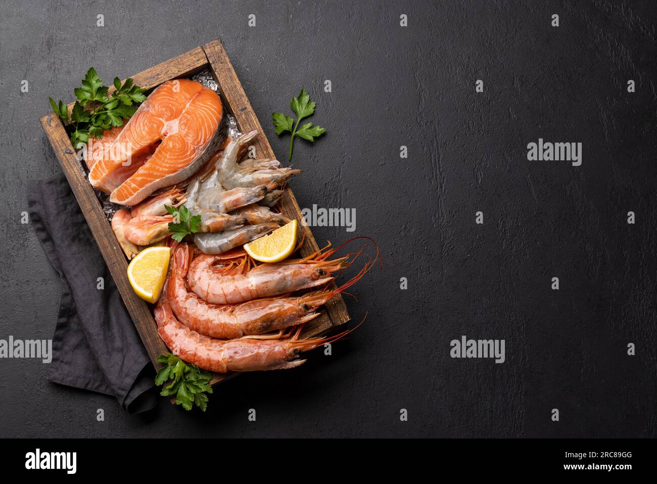 Une vue de dessus des fruits de mer frais tels que crevettes ...