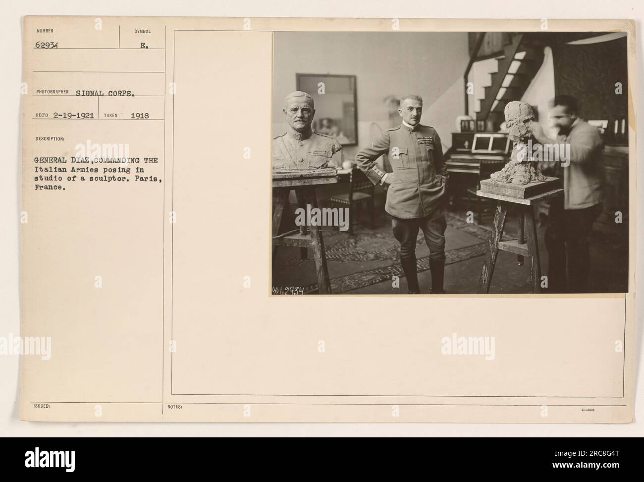 Le général Diaz, commandant des armées italiennes, photographié dans un ...