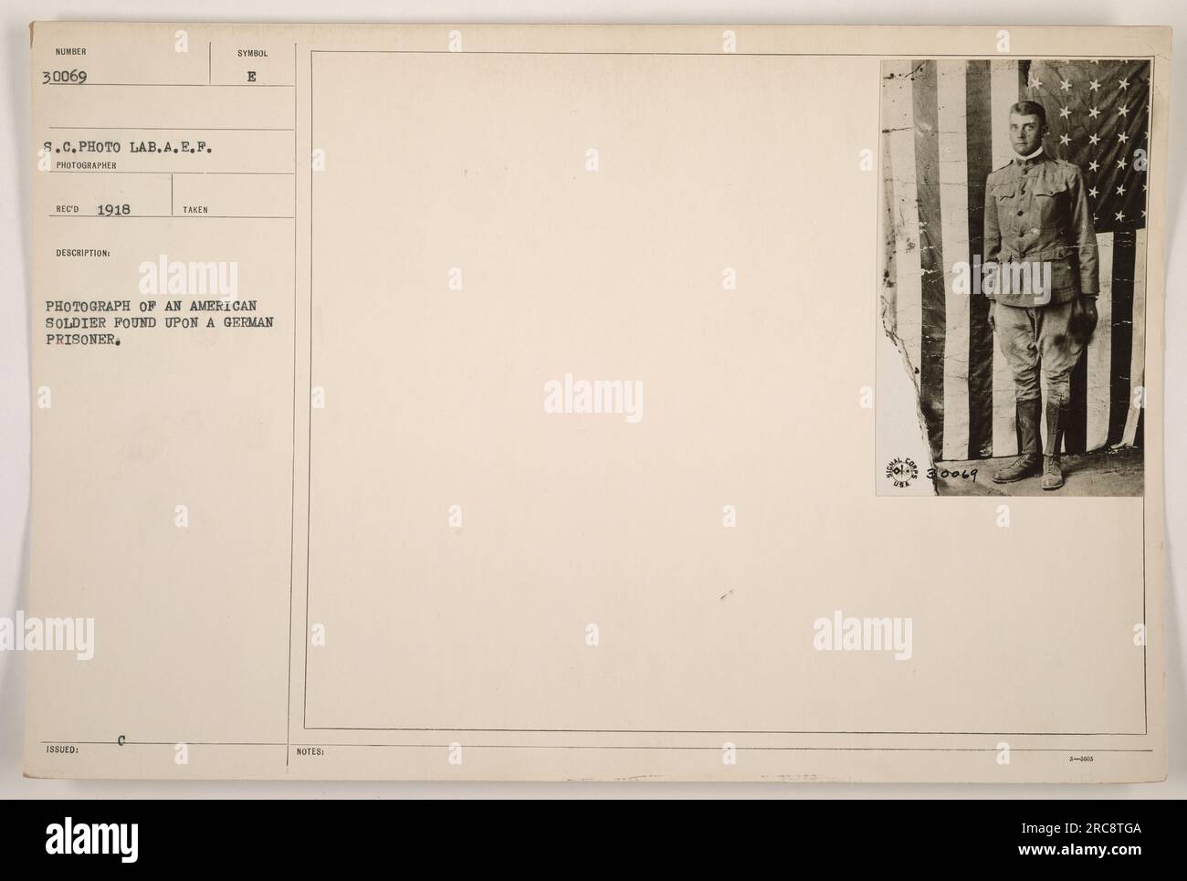 Soldat américain tenant une photographie trouvée sur un prisonnier ...