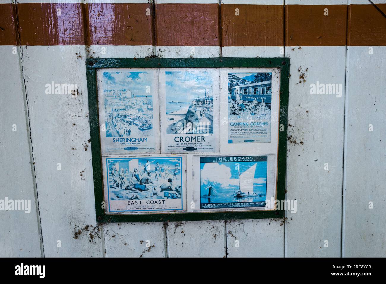 Le tableau des horaires de train et les affiches de voyage à la gare ...