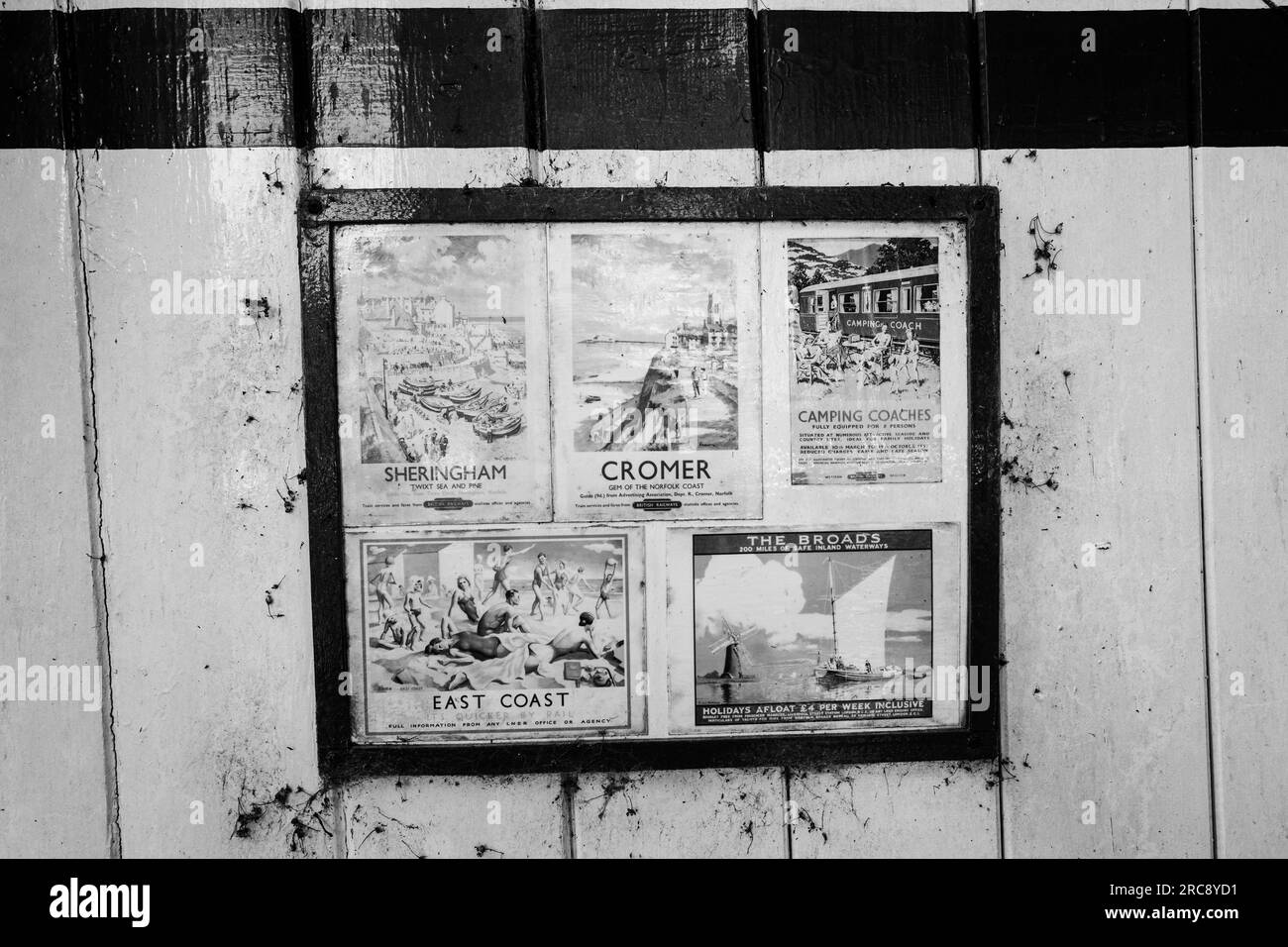 Le tableau des horaires de train et les affiches de voyage à la gare ...