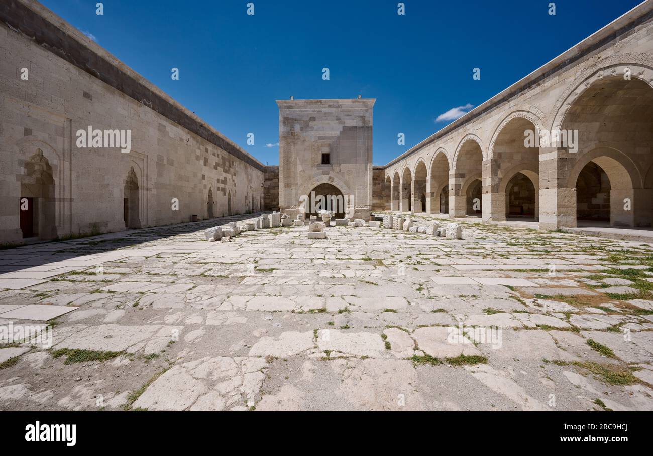 Innenhof mit Moschee der Sultan Han, traditionelle Karawanserei ...