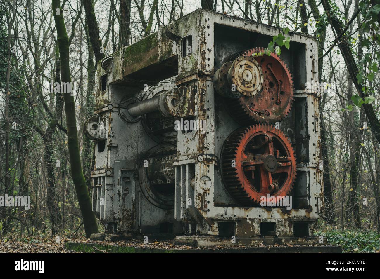 Une vieille machine de travail de tôle abandonnée dans la forêt ...