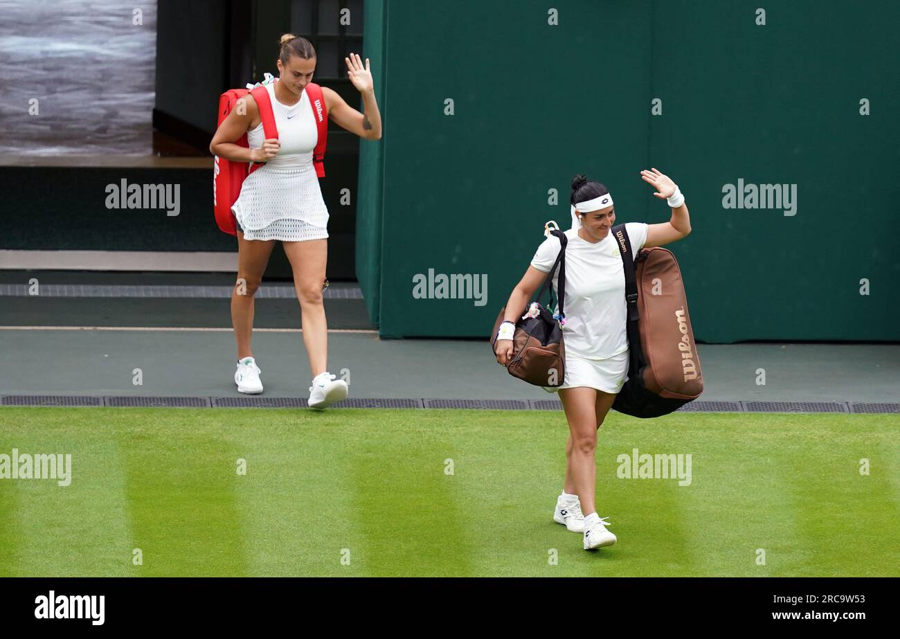 L'ONS Jabeur et Aryna Sabalenka se rendent sur le court central avant le match de demi-finale ...