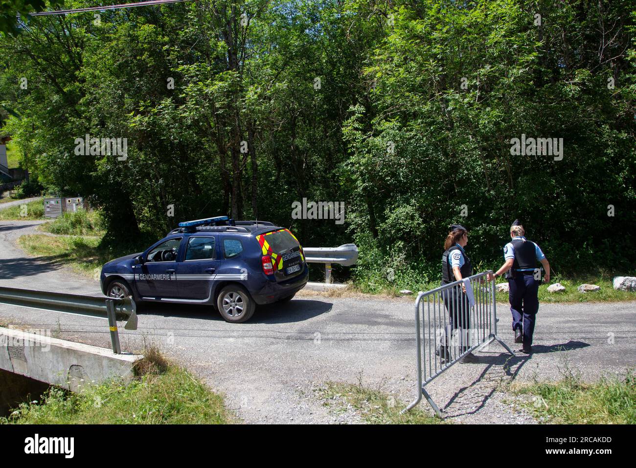 Vernet, France. 13 juillet 2023. Deux gendarmes ont laissé passer une ...
