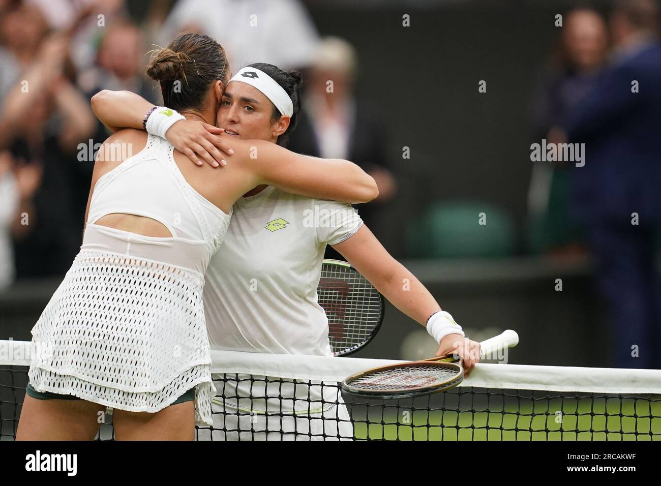 ONS Jabeur console Aryna Sabalenka sur le net après le match de demi-finale Ladies Singles le ...