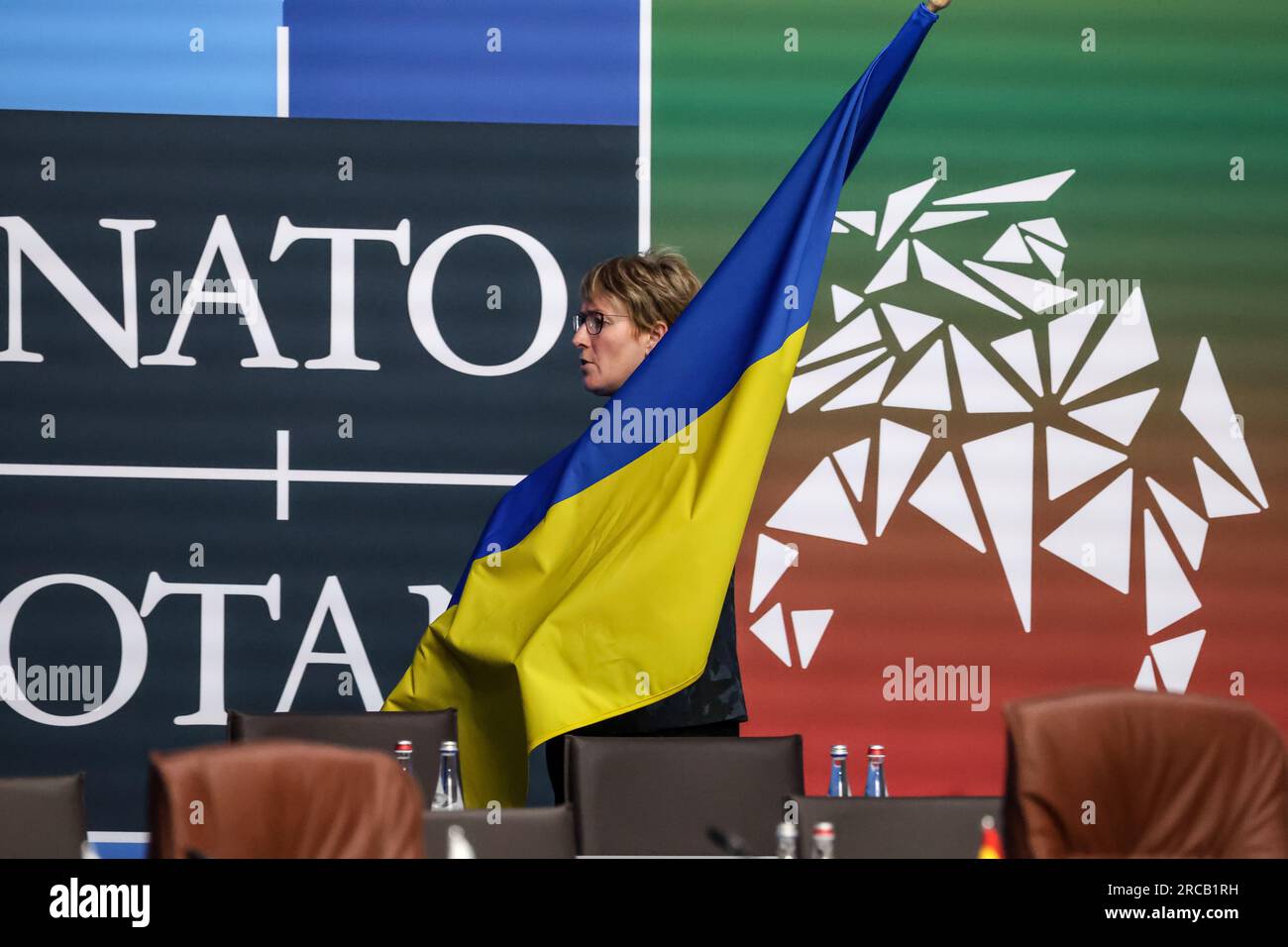 Vilnius, Lituanie. 12 juillet 2023. Une femme apporte le drapeau ...