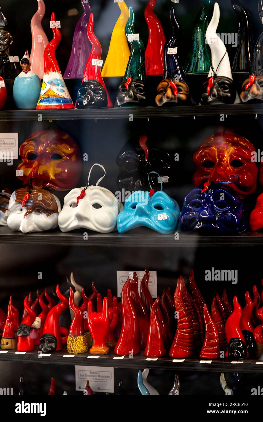 Naples, Italie - 9 avril 2022 : Cornicelli Good Luck charms vendu dans ...