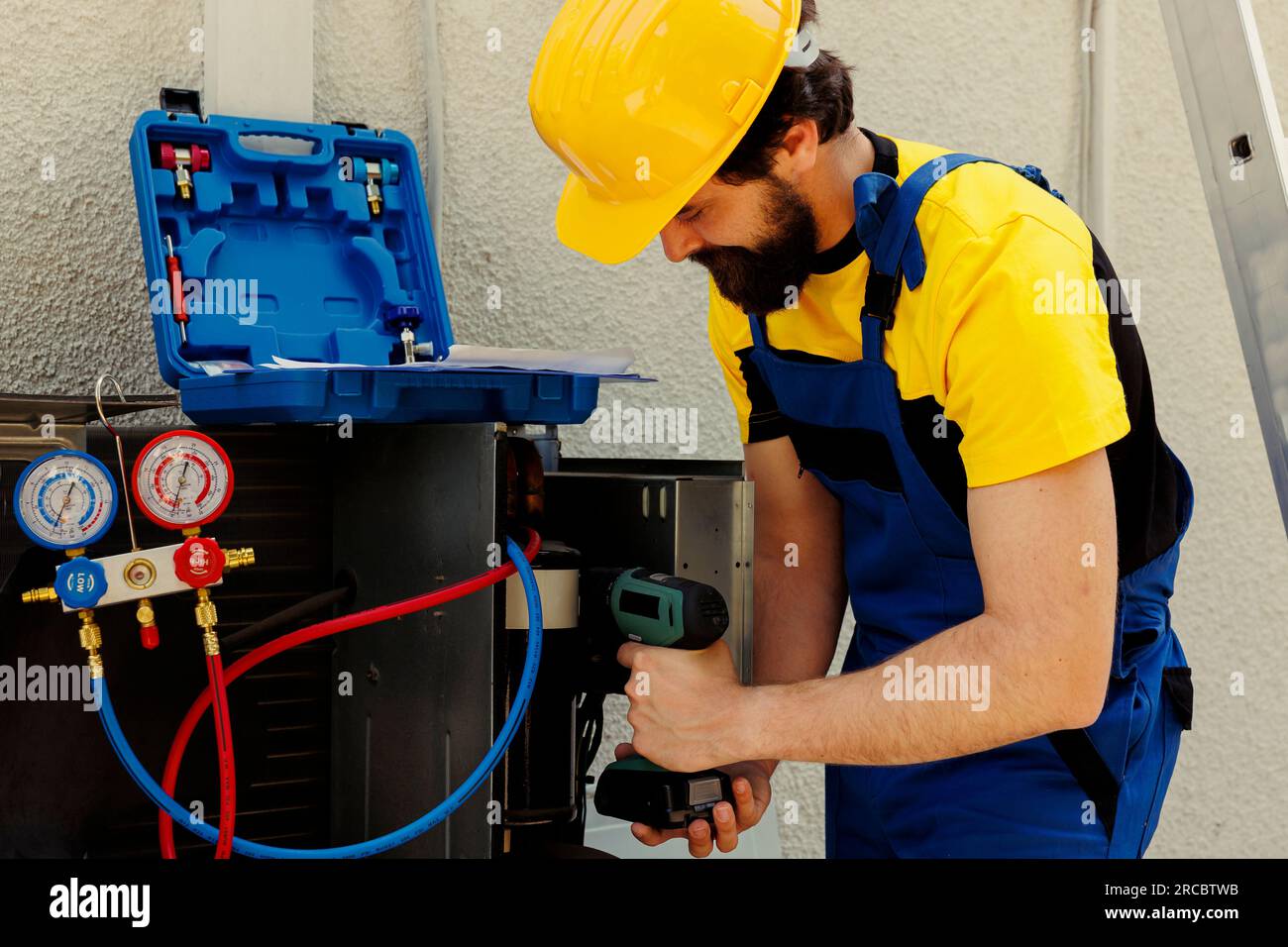 Professionnel compétent utilisant la perceuse pneumatique pour résoudre ...