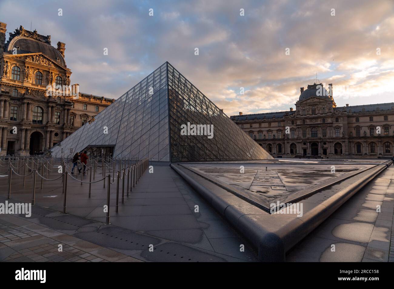 Pyramide du louvre entrée Banque de photographies et d’images à haute ...