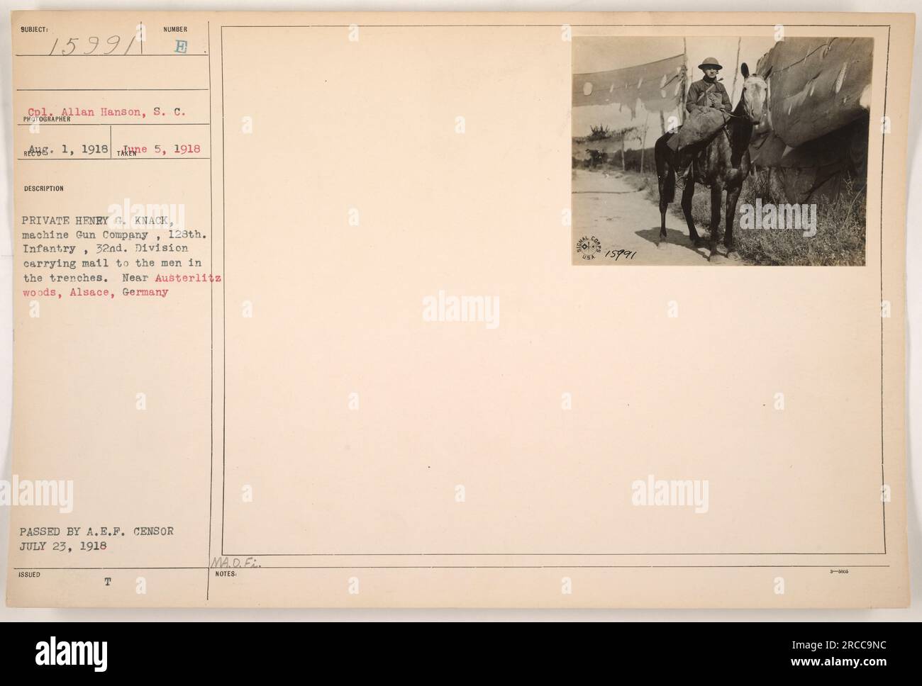 CPL, Allan Hanson, de la 32e Division, transporte du courrier aux ...