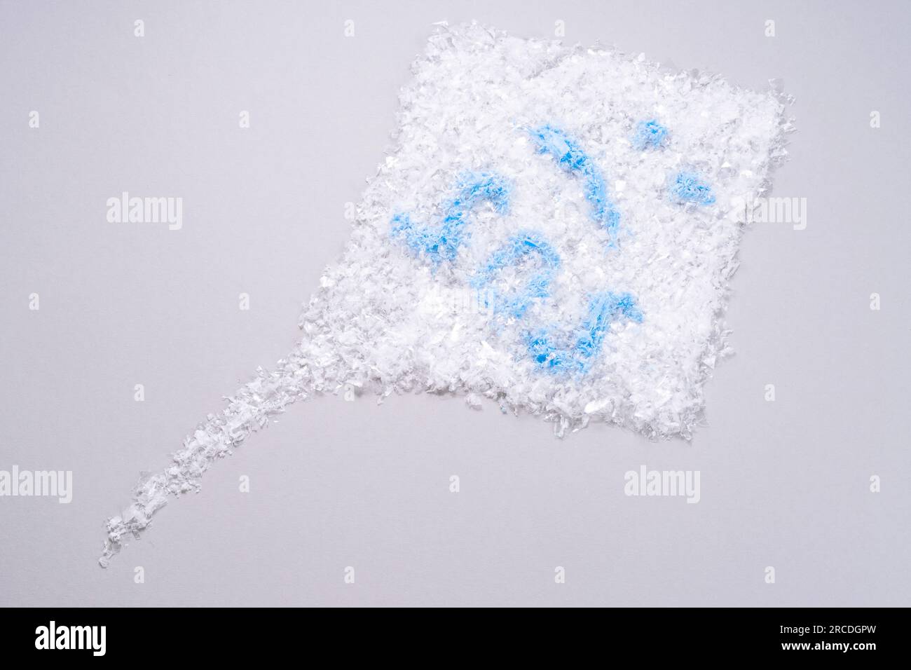 La silhouette d'un poisson marin est remplie de microplastiques avec le ...