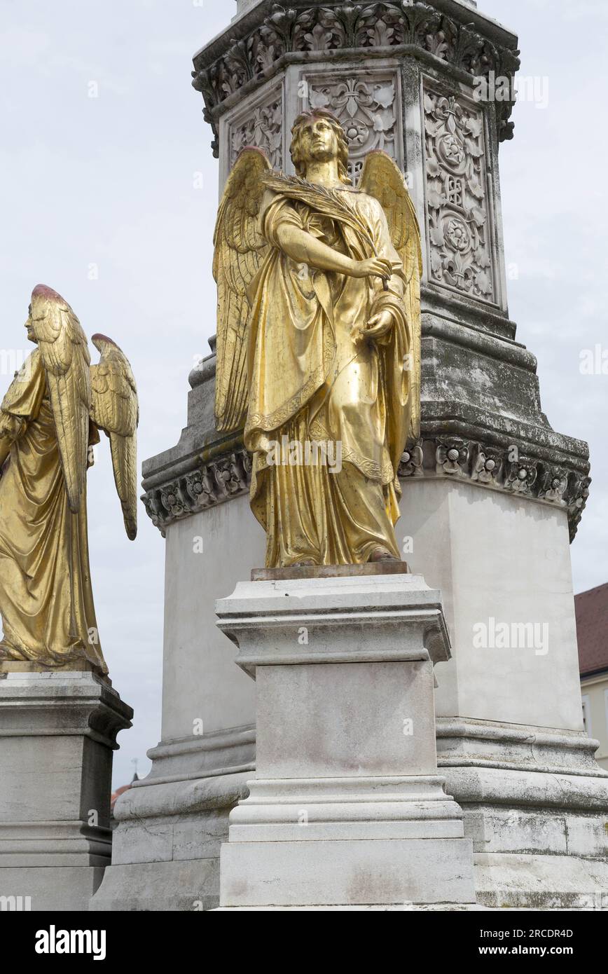 Angel with golden wings Banque de photographies et d’images à haute ...