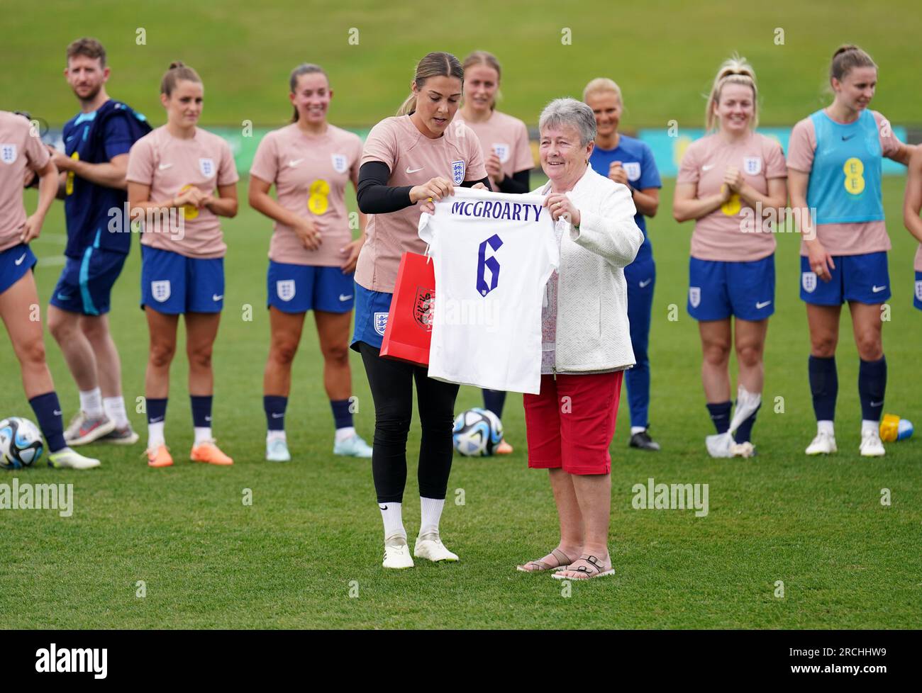 L'anglaise Paddy McGroarty se voit décerner sa casquette par Mary Earps ...