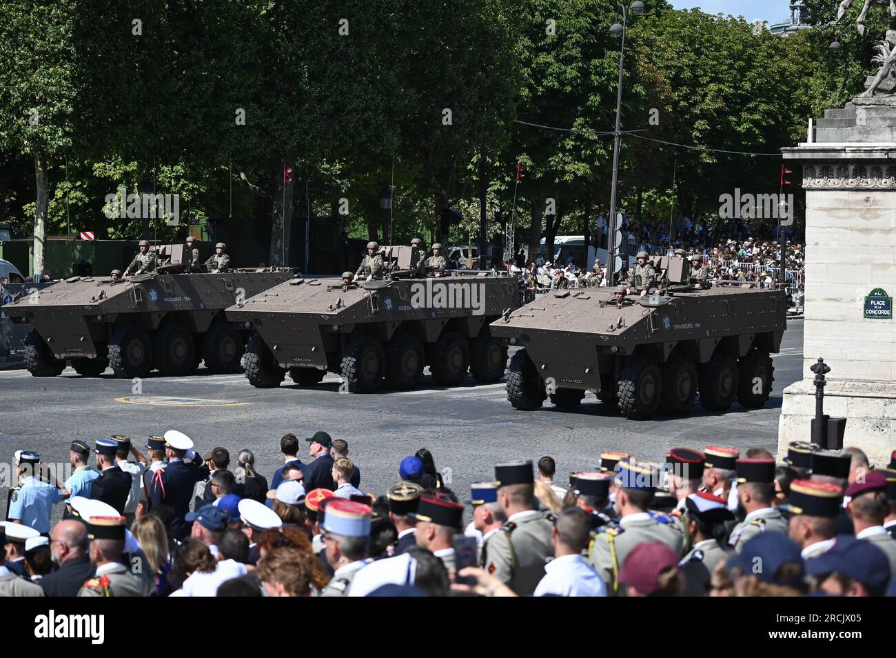 Des soldats de l’armée française conduisent des véhicules blindés VBLL ...