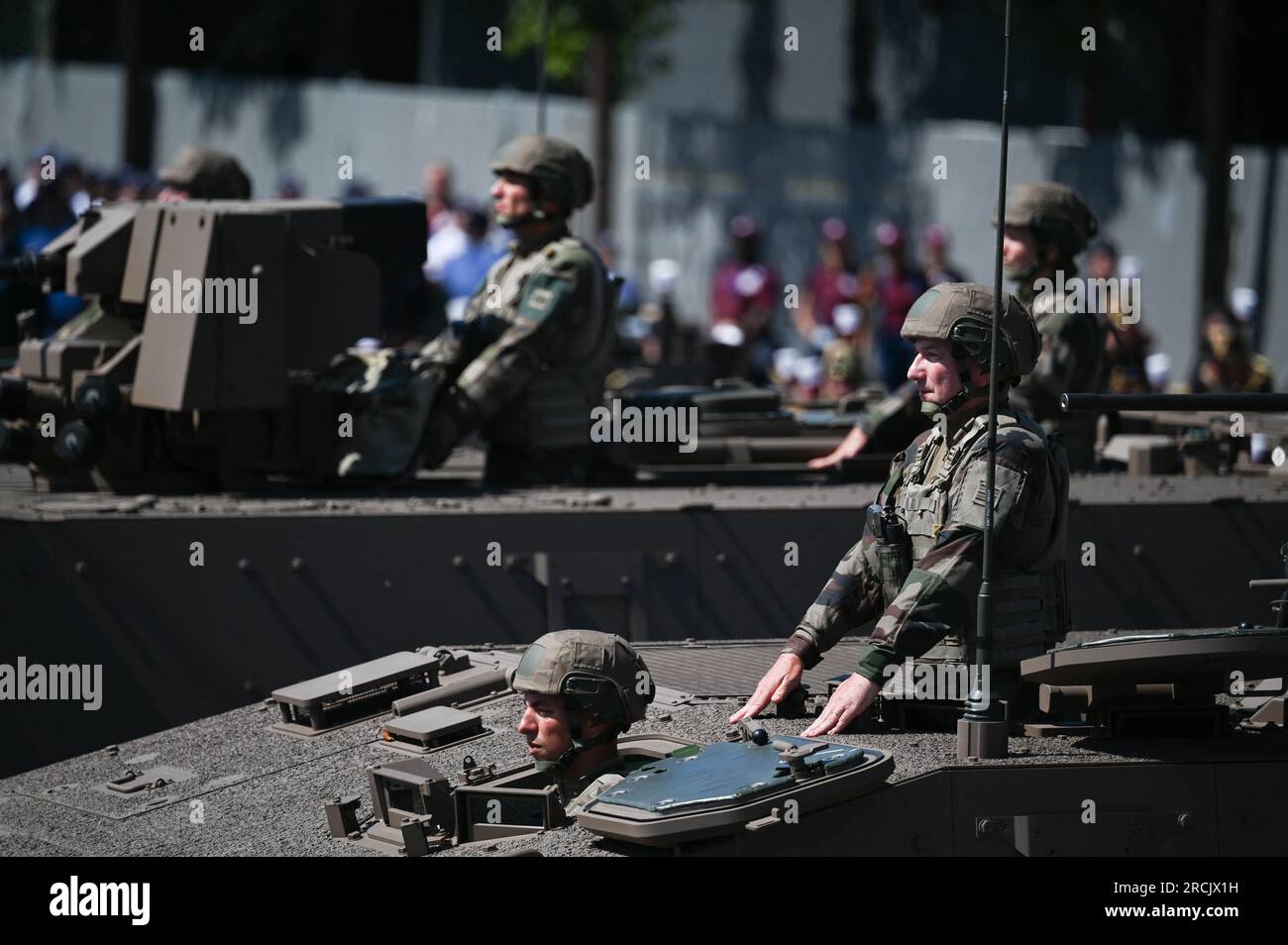 Des soldats de l’armée française conduisent des véhicules blindés VBLL ...