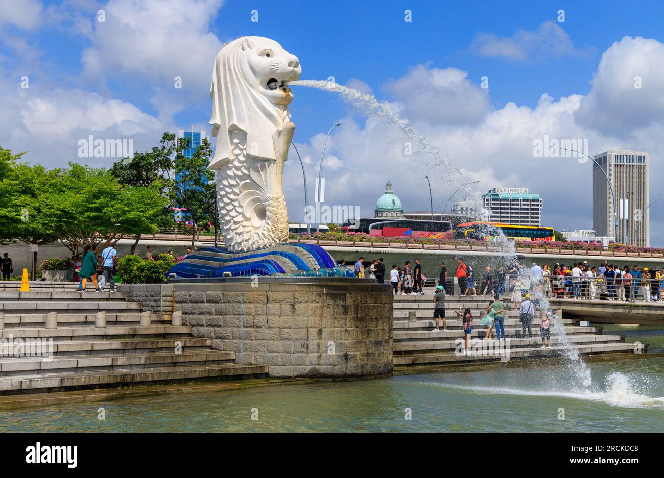 Baie de la marina avec statue de merlion Banque de photographies et d ...