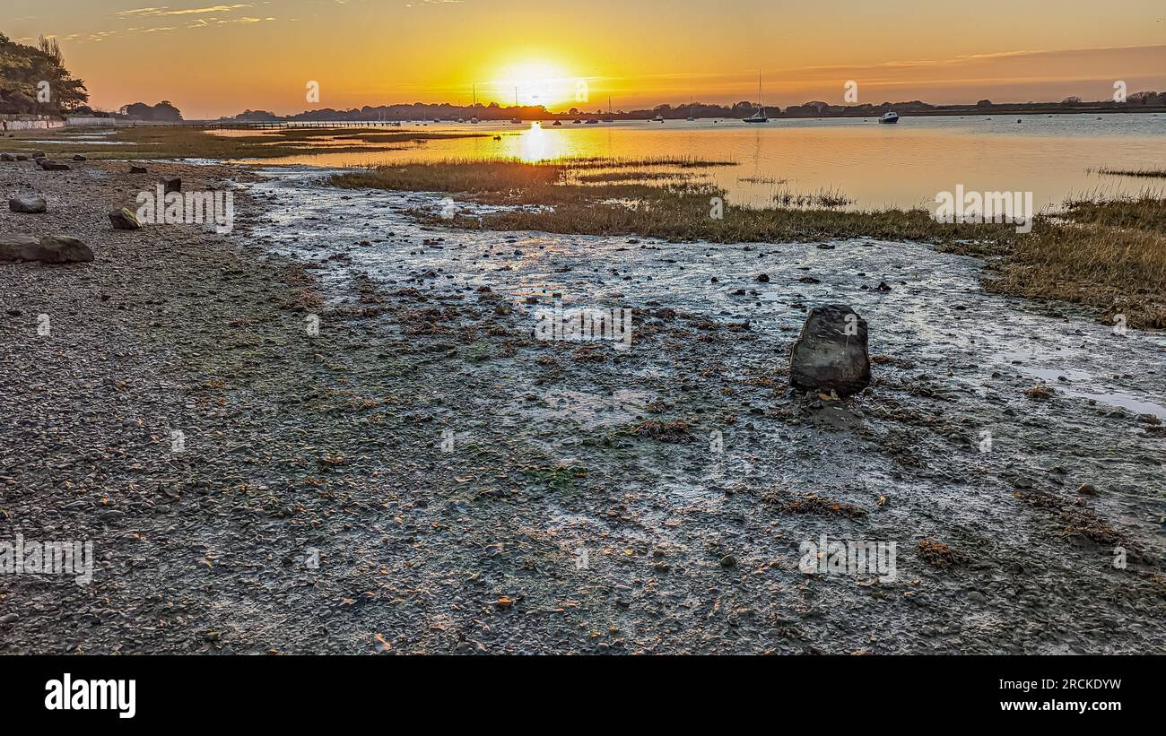Bosham Harbour et village paysage de mer reflets du coucher du soleil le jour grand ciel Photo ...