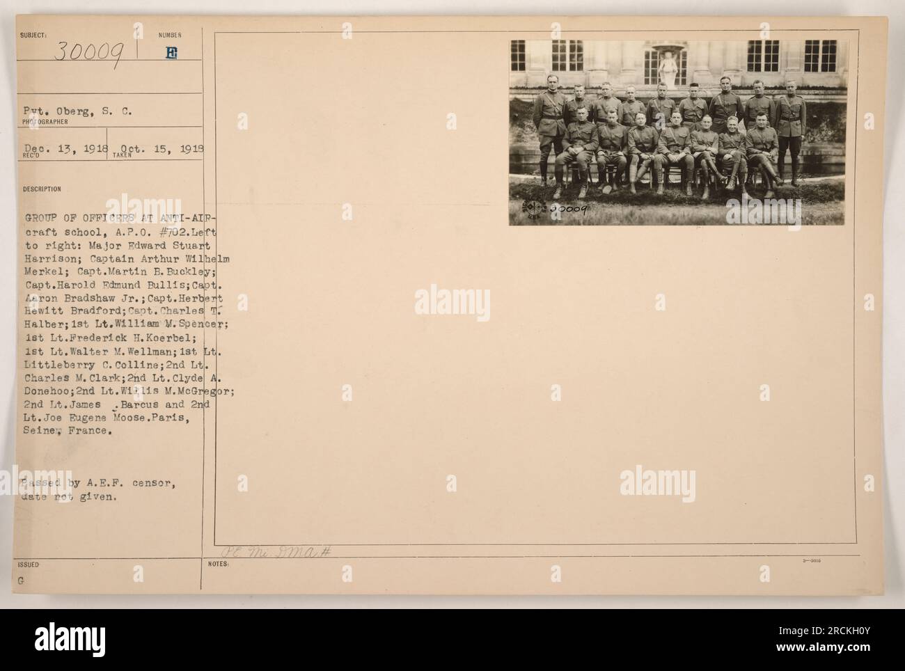Groupe d'officiers à une école anti-aérienne, A.P.O. #702 à Paris ...