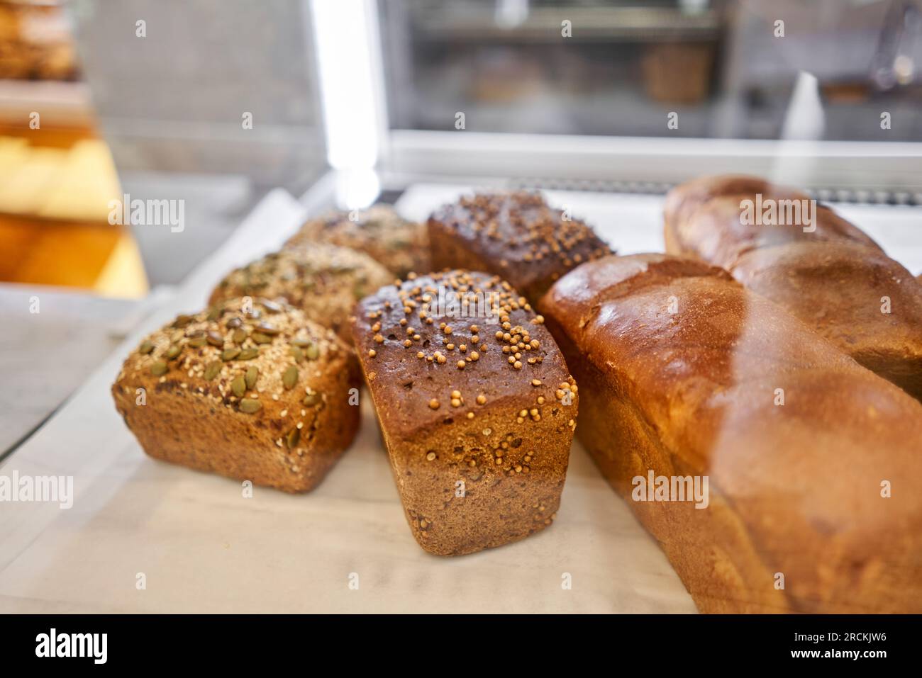 Différents types de pain sur le comptoir dans la boulangerie. Comptoir ...