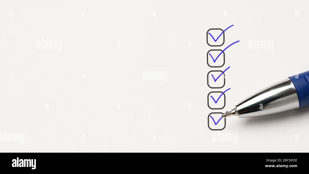 cinq cases à cocher. marquage au stylo sur la boîte de la liste de ...