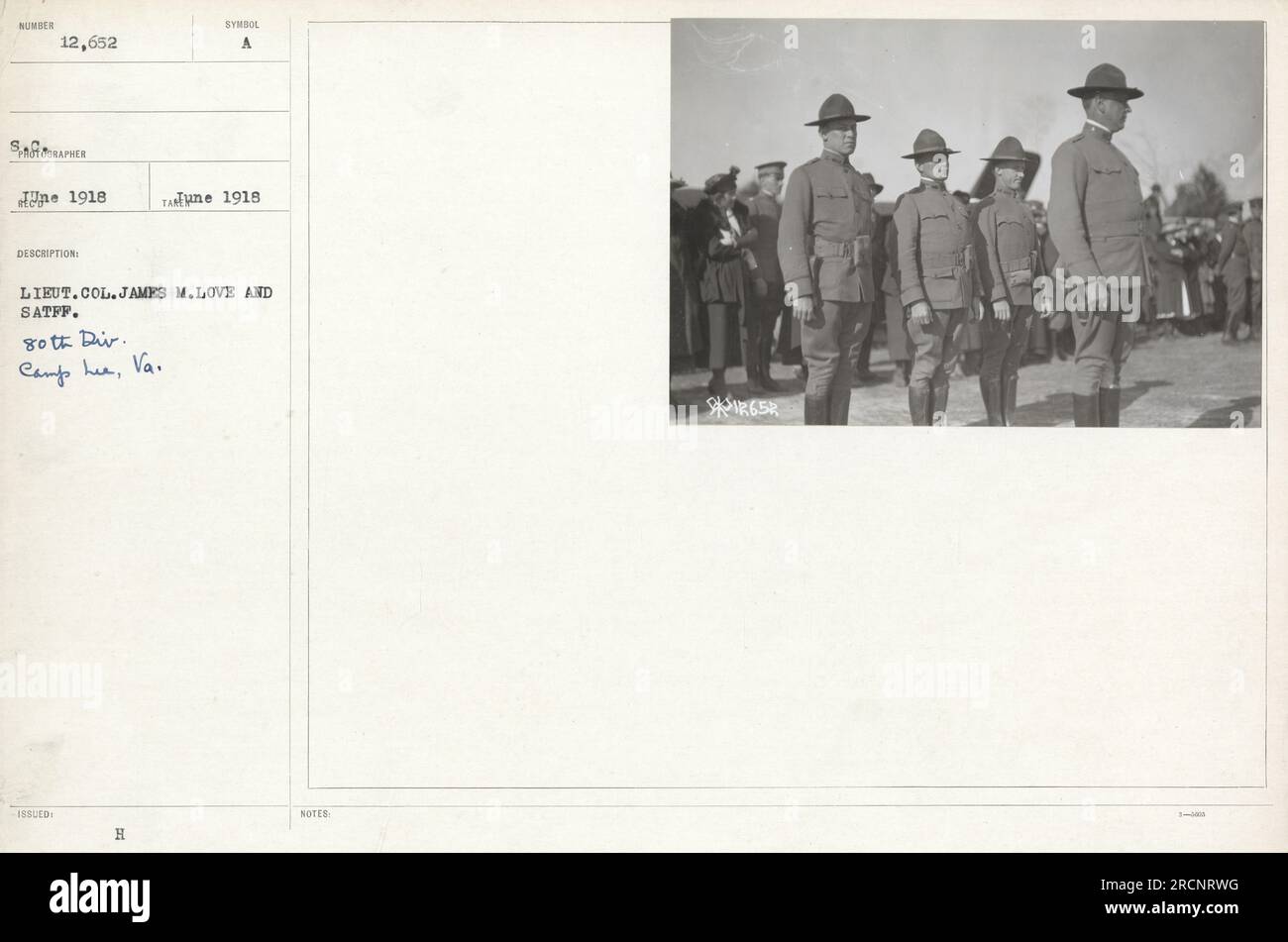 Le lieutenant-colonel James M. Love de la 80e division aux camps Lee ...