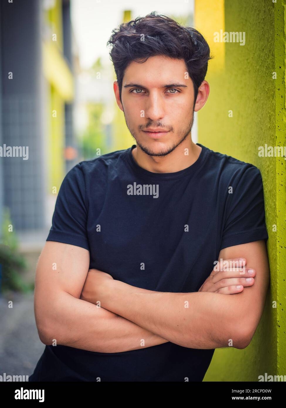 Photo de la tête et des épaules d'un beau jeune homme aux yeux verts ...