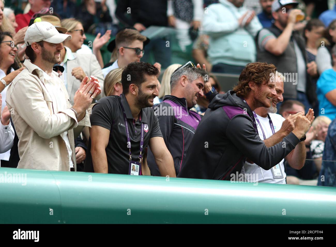 L'équipe d'entraîneurs de Henry Searle célèbre la finale du simple ...