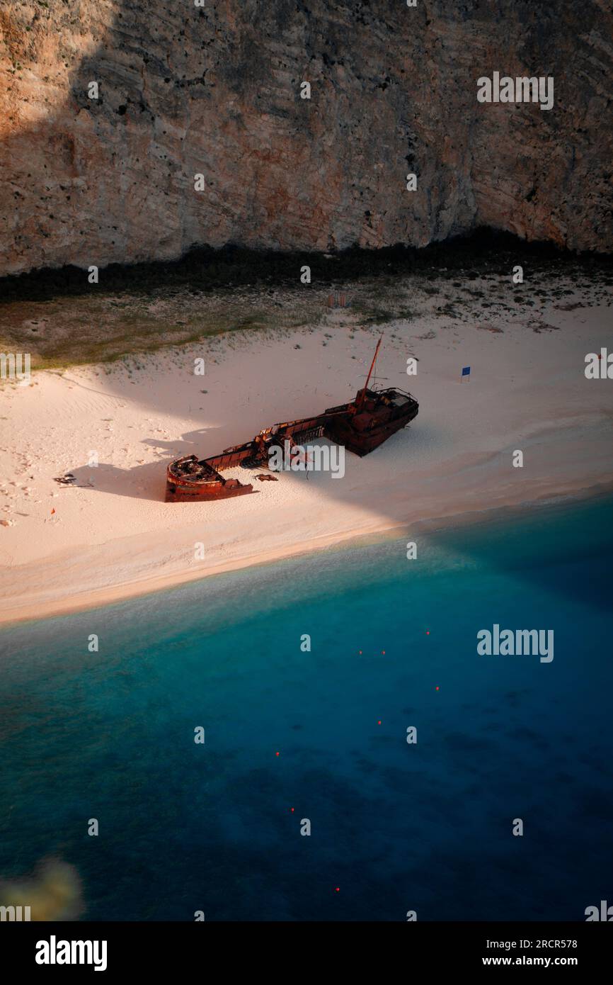 Plage de Navagio avec le célèbre navire naufragé à Zante-Zakynthos ...