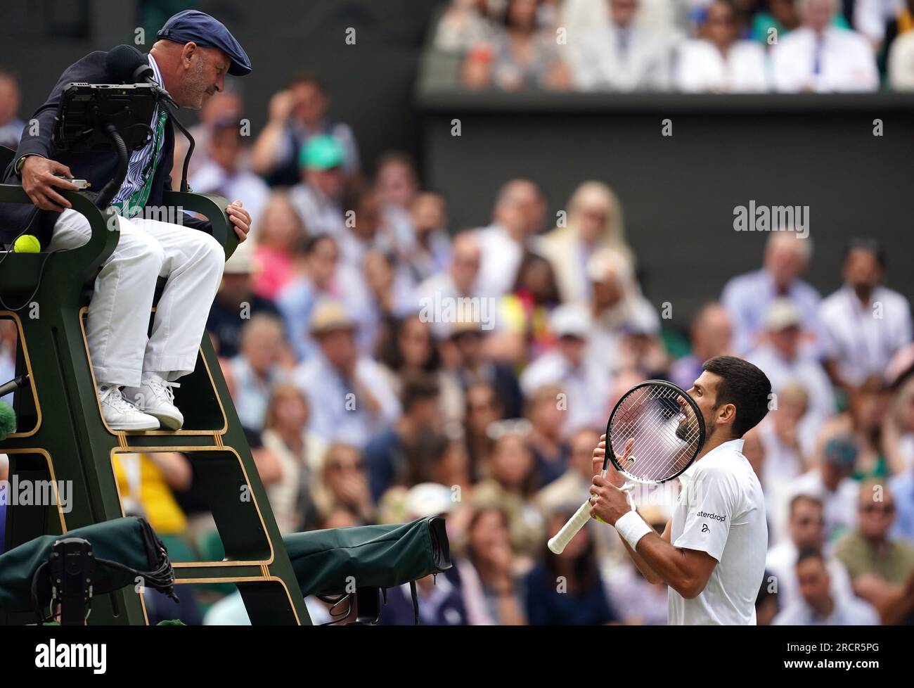 Président juge-arbitre, Fergus Murphy parlant avec Novak Djokovic lors ...