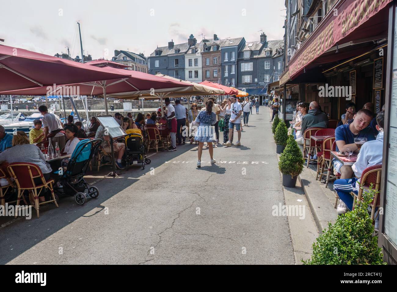 26.06.2023 Honfleur, Calvados, Normandie, France. Les rues pittoresques ...