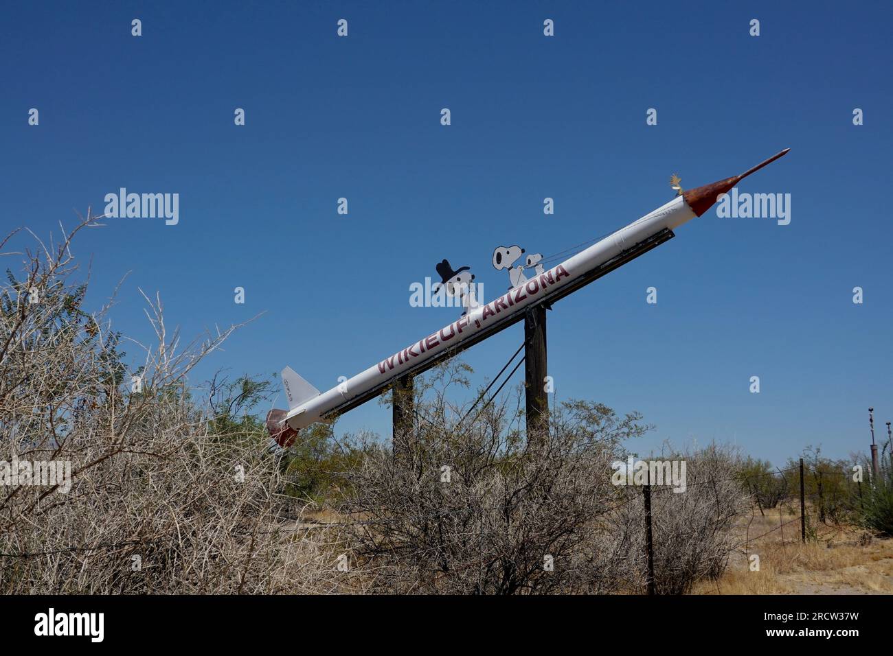Un panneau routier pour la ville de Wikieup, Arizona d'une fusée avec ...