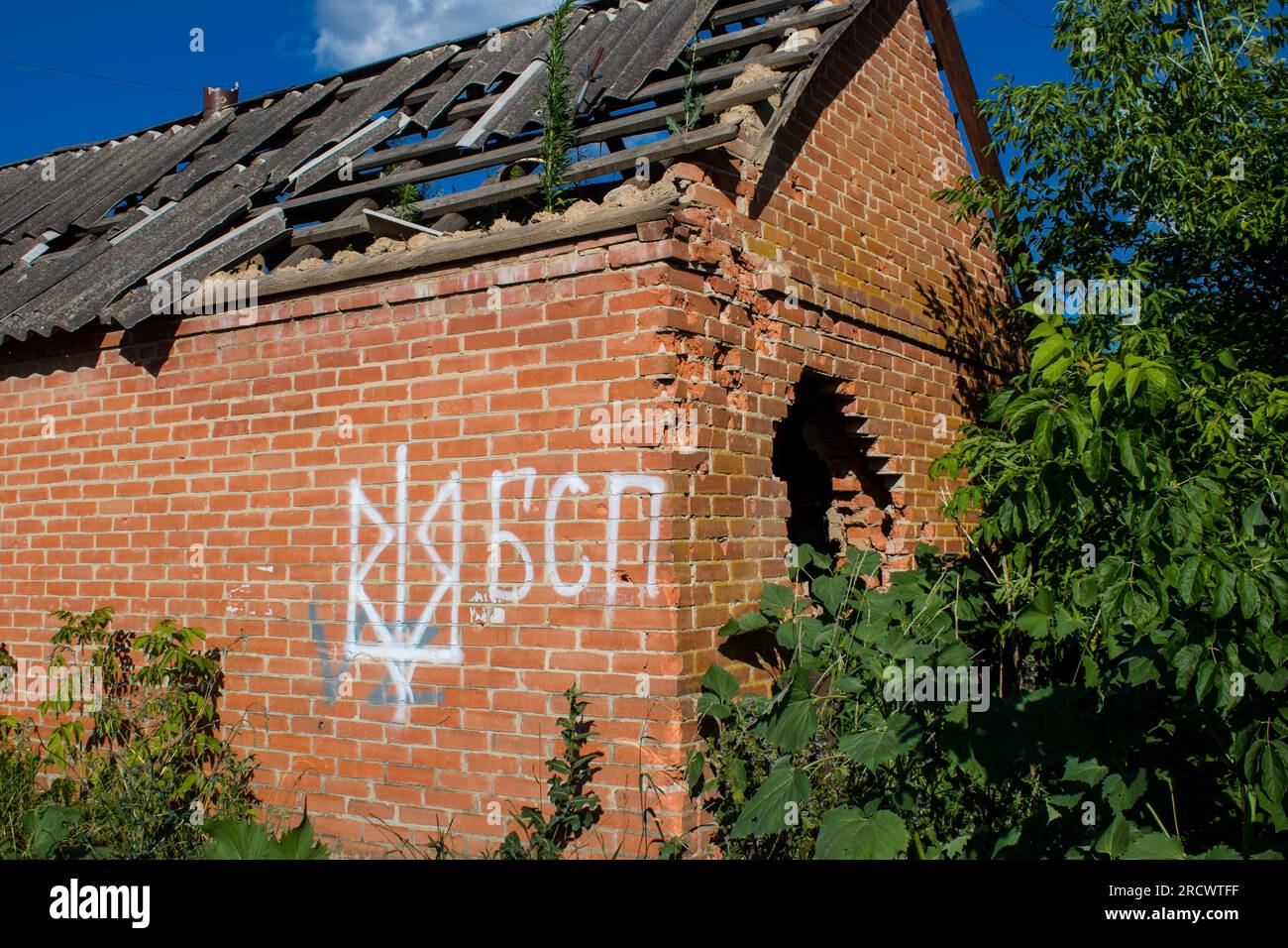 Bâtiment endommagé situé dans la ville de Kam'yanka. Les ...