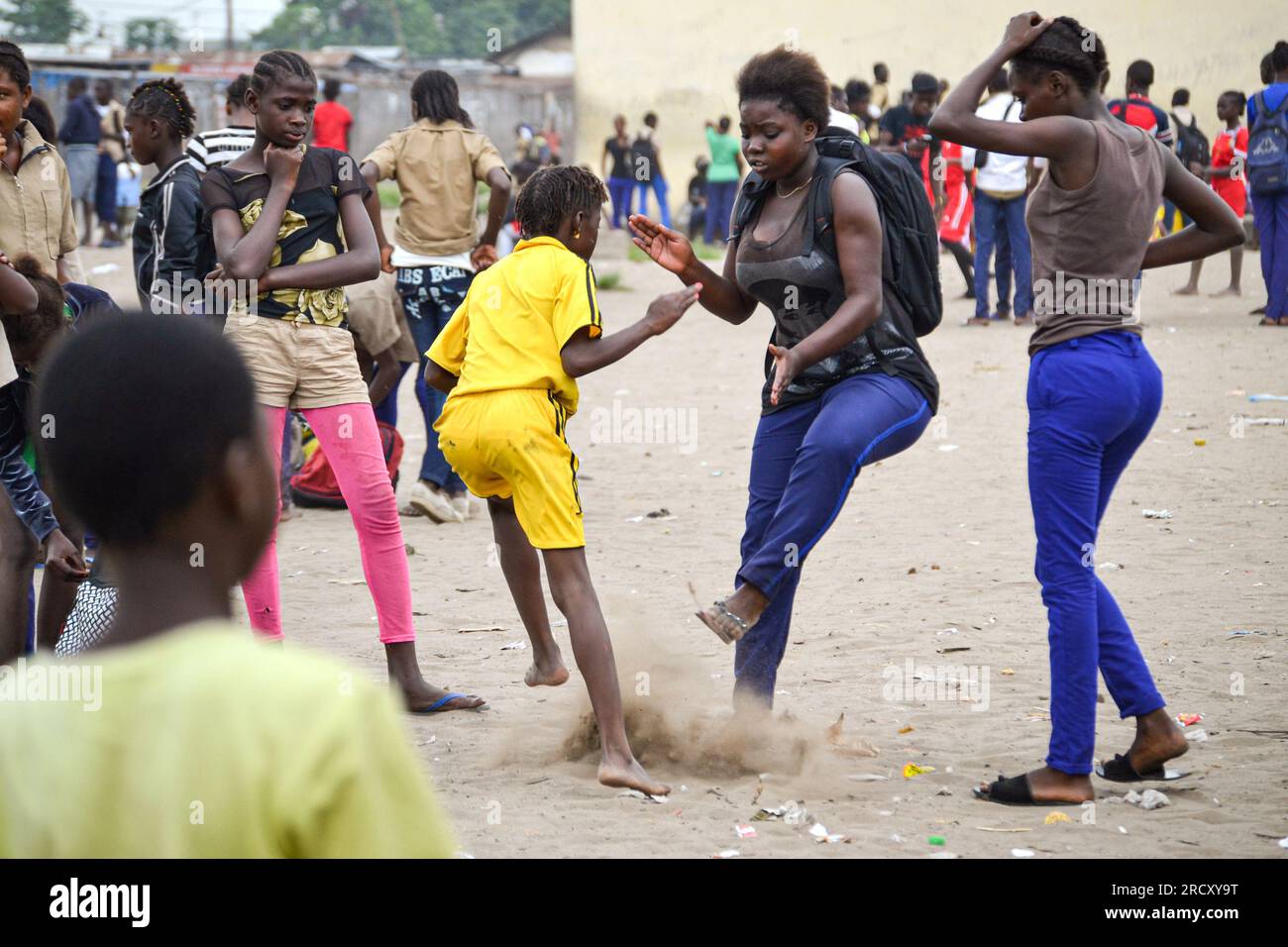 Des filles congolaises jouent au 'Dzango', un jeu féminin dans la cour ...