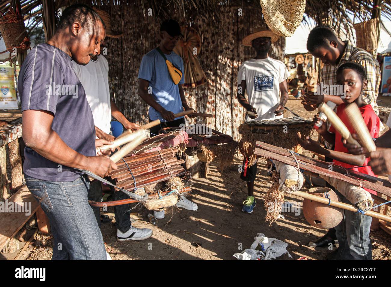 Un orchestre traditionnel de balafons lors d’une représentation au ...