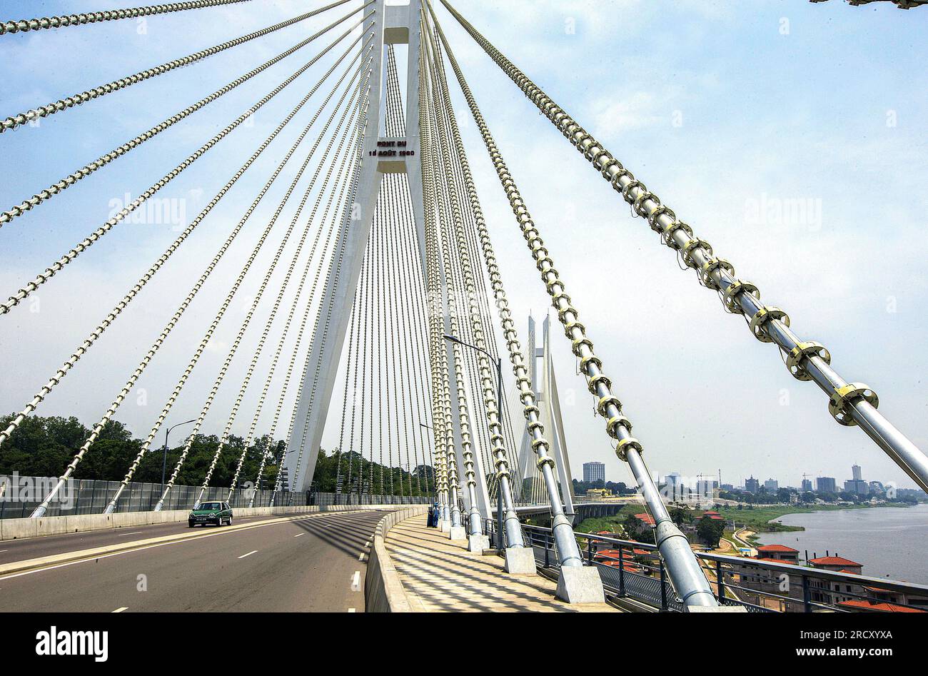 Le pont du 15 août 1960 à Brazzaville, capitale du Congo, le 16 février ...